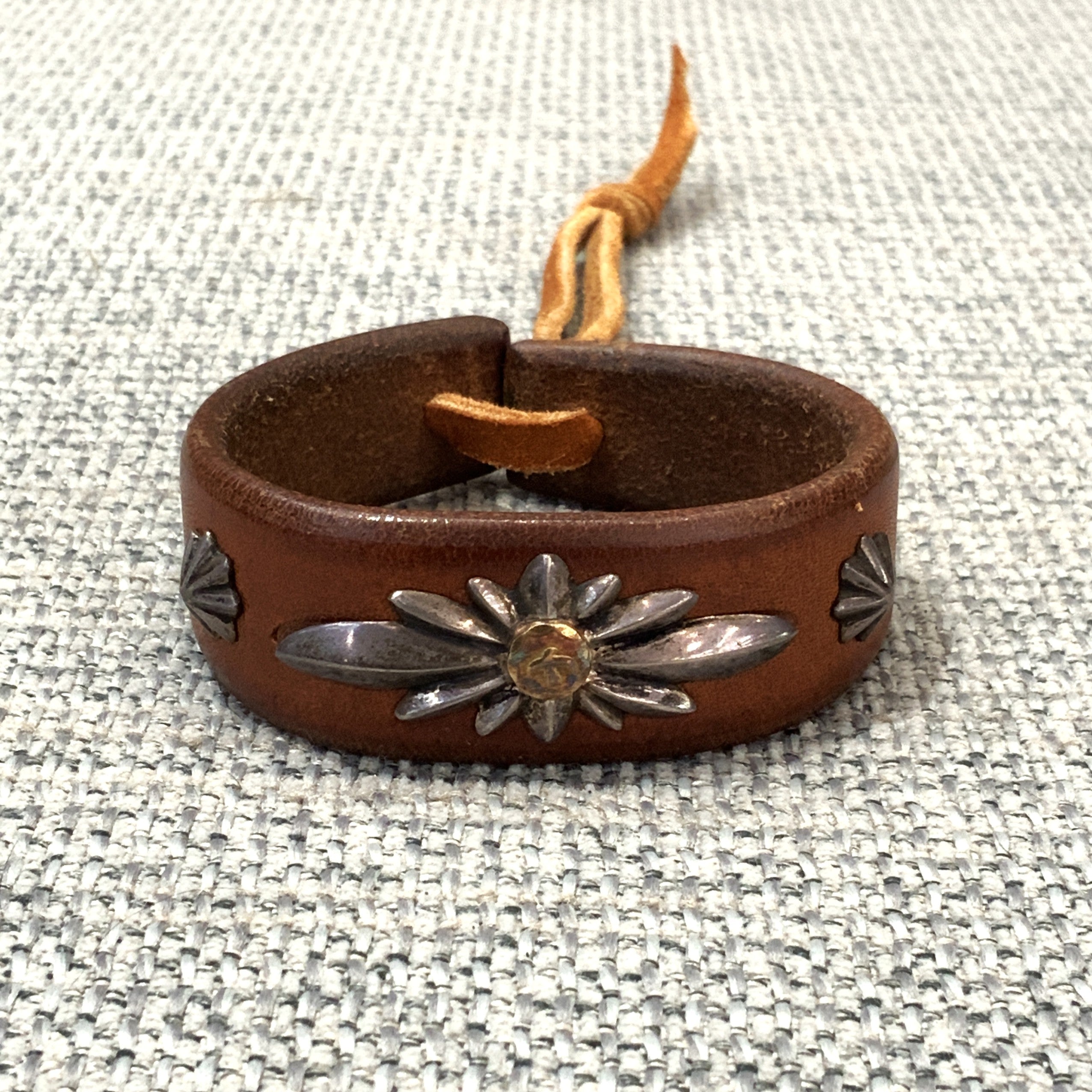 ゴローズ goro's GC24付コンチョ付革ブレス(赤茶) – DELTAone